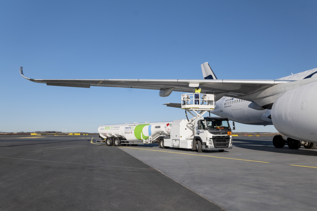 Heathrow pilots – plus refuelling crews – pilot UK’s first sustainable ...